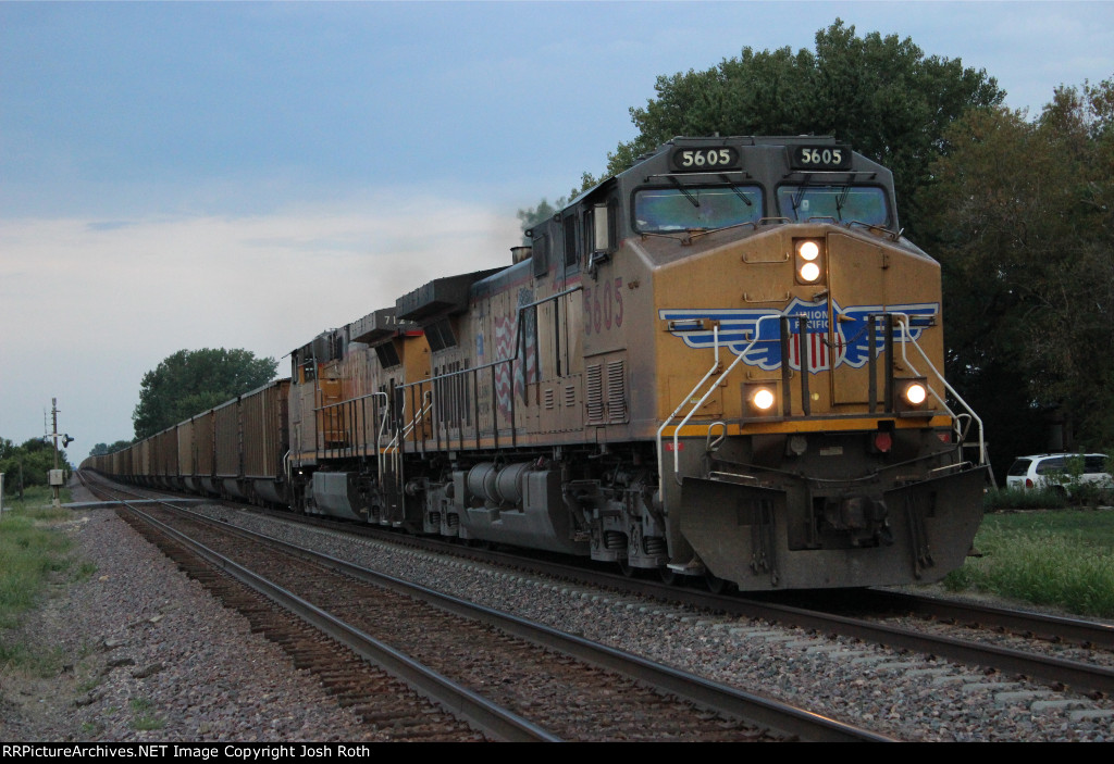 33. UP 5605 & UP 7129